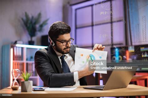 아랍의 성공적인 자격을 갖춘 수염을 가진 사무실 관리자는 온라인 화상 통화 중에 헤드셋을 착용합니다 20 24세에 대한 스톡