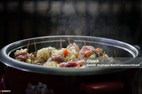 샤 브 샤 브 냄비에 야채와 돼지고기 이며 매우 뜨거운 많은 연기 팬 주방용구에 대한 스톡 사진 및 기타 이미지 팬 주방용구 건강한 생활방식 고급 요리 Istock