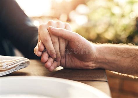 Couple Holding Hands 6 Ways Of Holding Hands Reveal A Lot About Your