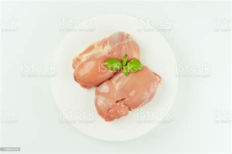 Ogranic 음식 건강한 식생활 음식 개념입니다 평면도 하얀 바탕에 신선한 허브를 곁들인 신선한 껍질을 벗기지 않은 닭 허벅지 살 복사 공간 소매용 식품 가금류에 대한