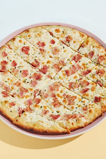 컬러 배경에 베이컨과 치즈가 들어간 이탈리아 피자 블루 컬러에 최소한의 스타일의 베이컨을 곁들인 치즈 포카치아 컬러 배경을 가진 미국 피자 배달 개념 0명에 대한 스톡 사진