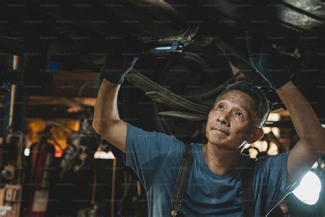 자동차 정비소에서 자동차를 정비 또는 수리하는 자동차 작업을 갖는 정비사 정비사 및 자동차 엔진 서비스 검사 기술자에 대한 정비사 작업 및 점검 비즈니스 산업용 자동차