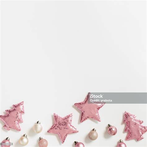 스팽글과 빛나는 핑크 컬러 부드러운 장난감크리스마스 배경 모양 크리스마스 전나무 나무와 별 복사 공간 연말연시 인사말 카드 초대장 트렌드 칼라 12월에 대한 스톡 사진 및