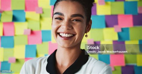 행복 스크럼 및 프로젝트 관리 개발 및 계획을위한 비즈니스 우먼의 초상화 스티커 메모 작업 및 일정 의제 및 달력에 대한 사람과 벽 배경이 있는 무드보드 25 29세에 대한