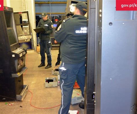 Funkcjonariusze KAS w Grudziądzu W tle automaty pieniądze i samochody Grudziądz Radio ESKA