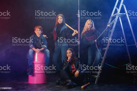 흰색 벽돌 벽에 서서 카메라를보고 웃고있는 세련된 청바지 옷을 입은 귀여운 어린 아이들의 전체 길이 초상화 개념에 대한 스톡 사진 및 기타 이미지 Istock