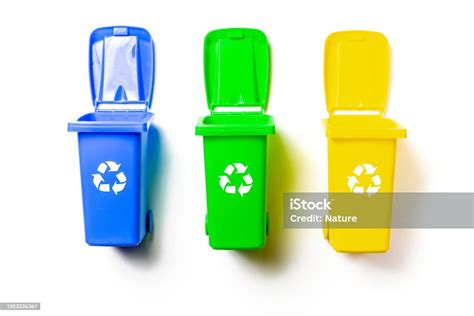 빈 아이콘입니다 쓰레기 폐기물을 폐기하고 환경을 절약하기 위한 용기 플라스틱 종이 및 유리를 재활용하기위한 노란색 녹색 파란색 쓰레기통은 흰색 배경에 고립 된 쓰레기를 수
