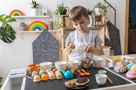 남자 아이 유치한 주방 직원 놀이 공공 케이터링 서비스 카페 카운터 아이스크림 장난감 모방 가정 생활에 대한 스톡 사진 및 기타 이미지 가정 생활 가정 주방 가정의