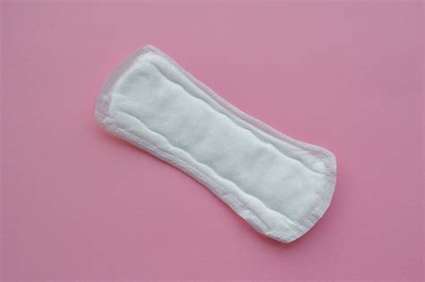 매일 화이트 생리대를 위생이나 혈액 주기로 청소하십시오 위생 소프트 패딩 위생 보호 여성의 건강 부인과 생리 주기의 개념 분홍색