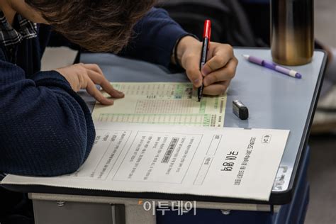 6월 모의평가 시행 시험 준비하는 학생들 [포토] 이투데이