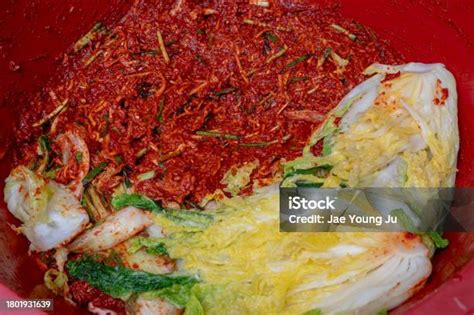 한국 전통 음식인 김치를 만드는 과정 소금에 절인 양배추와 김치용 조미료의 클로즈업 김치에 대한 스톡 사진 및 기타 이미지 김치 만들기 0명 Istock