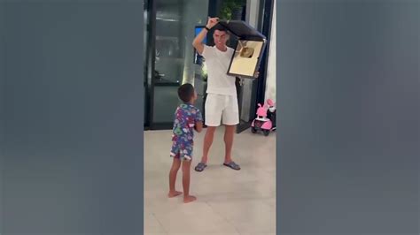 كريستيانو رونالدو يفرح مع عائلته بحصوله على الدرع الذهبي Youtube