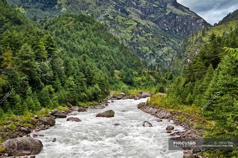 Río Que Fluye Desde Las Tierras Altas Del Himalaya — Nepal Serenidad
