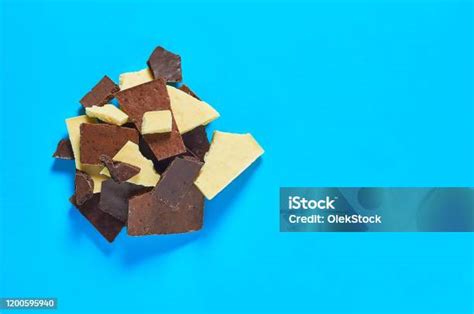 조각의 힙 다양한 전체 다공성 초콜릿 바는 부엌에 파란색 테이블에 놓여있다 텍스트의 공백입니다 맨 위 보기 3가지 개체에 대한 스톡 사진 및 기타 이미지 Istock