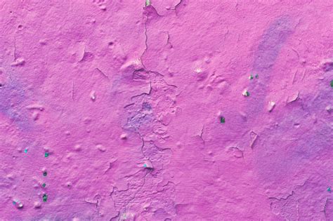 금이 간 석고 콘크리트 벽에 분홍색 페인트를 벗겨 긁힌 치장 벽토 텍스처 장식 디자인 벽지 추상적 인 배경 자연 패턴 그런지 표면 0명에 대한 스톡 사진 및 기타 이미지