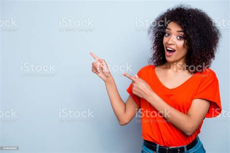 세상에 회색 배경에 고립 된 카메라를 보고 하는 2 개의 Forefingers와 넓은 오픈 입 몸짓 복사공간 놀된 놀된 여자의 초상화 가리키기에 대한 스톡 사진 및 기타