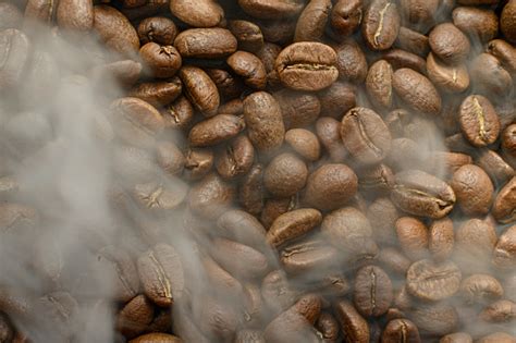 증기에서 약간의 안개가있는 블랙 커피 콩 커피 콩의 질감 0명에 대한 스톡 사진 및 기타 이미지 0명 갈색 구이 Istock