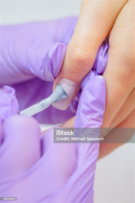 네일 파일과 기계 미용사에 의해 매니큐어를받는 네일 살롱에서 여자의 클로즈업 샷 여자 점점 네일 매니큐어 20 24세에 대한