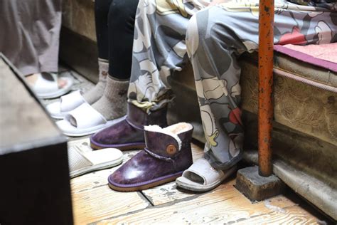 Зорилтот бүлгийн хүүхдүүдэд өвлийн гутал хувцас бэлэглэж байна