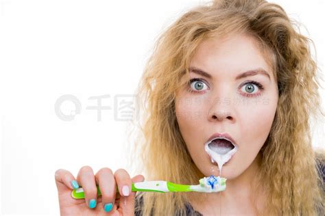 工作室高清图片 女人刷牙清洁牙齿。有牙刷的震惊女孩。口腔卫生。工作室拍摄在白色背景。女人刷牙清洁牙齿 人像图片免费下载 格式 4240像素 编号70090916 千图网