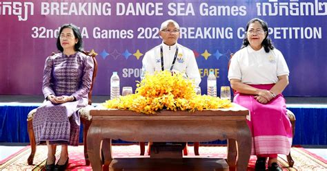 ឯកឧត្តម ហង់ ជួនណារ៉ុន លោកជំទាវ ខៀវ ទេព រង្សុី កាញារីទ្ធ និង លោកជំទាវ ម៉ែន