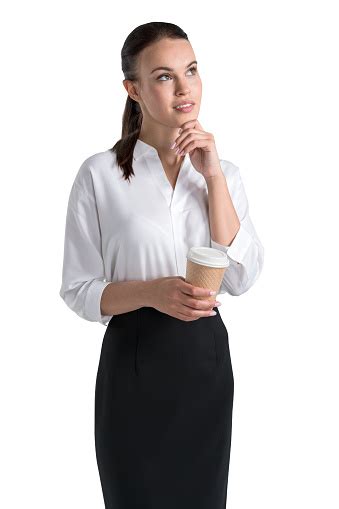 매력적이고 성공적인 비즈니스 여성은 테이크 아웃 커피와 함께 서있는 공식적인 착용을하고 미래의 관점에 대해 궁금해합니다 흰색 배경 위에 격리 귀여운에 대한 스톡 사진 및