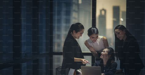 성공적인 팀 리더와 비공식 사내 비즈니스 회의를 이끄는 사업주 전경과 유리 반사에서 노트북으로 작업하는 비즈니스 사람들 비즈니스 및 기업가 정신 개념 사진