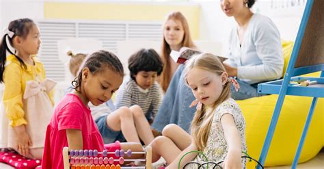 실내 가르치는 공부하다 교사 상호작용 교사 지도 교실 교육 교육 장난감 교육적인 놀이 그룹 학습 그룹 활동 놀이 놀이 기반 학습 다문화 다양성