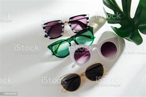 패션 선글라스와 열 대 잎 평면 누워 평면도 여름 패션 컨셉 0명에 대한 스톡 사진 및 기타 이미지 0명 개인 장식품 계절 Istock