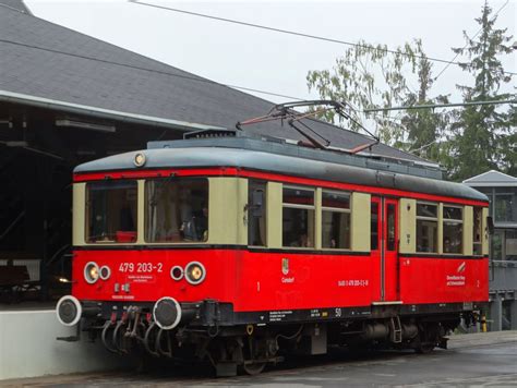 Ein Triebwagen der Baureihe 479 steht im Bahnhof Lichtenhain an der ...