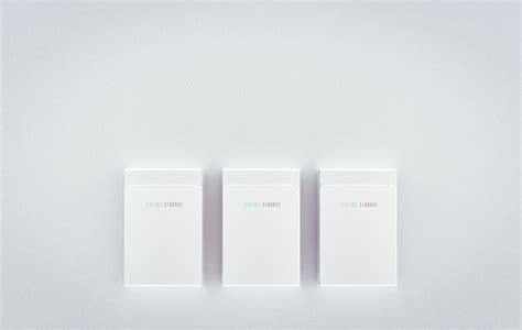 주거용 통합 배터리 에너지 저장 시스템을 모의합니다 깨끗한 벽에 장착된 여러 개의 현대적인 흰색 배터리 3d 렌더링 배터리