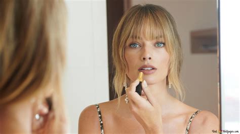Margot Robbie Puts On Makeup In Front Of The Mirror Puts Lipstick On Her Lips K Wallpaper Download