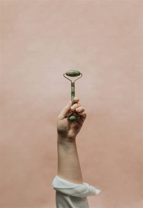 공중에 녹색 물체를 들고 있는 사람 사진 Unsplash의 웰빙 이미지