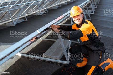 태양 전지판을 연결하는 전기 기술자 건설 산업에 대한 스톡 사진 및 기타 이미지 건설 산업 기술자 남자 Istock