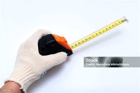 흰색 배경에 대한 테이프 측정을 사용하여 통치자를 줄이는 보호 장갑을 착용한 작업자의 손 Diy에 대한 스톡 사진 및 기타 이미지 Diy 가구 개선 Istock
