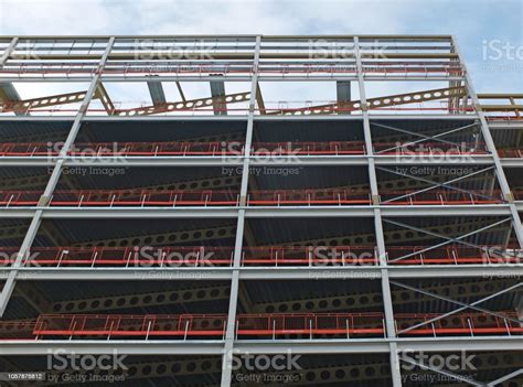 위쪽으로 수직 강철 프레임 워크와 건설 중인 대형 건물 개발의 보기 및 대들보 블루와 금속 층을 지 원하는 하늘 그리고 구름 강철에 대한 스톡 사진 및 기타 이미지 Istock