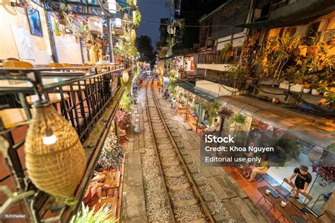 하노이 옛거리의 좁은 골목을 지나는 기차의 모습 질주하는 기차 사진을 찍는 관광객들 하노이 기차 거리는 인기 있는 명소입니다