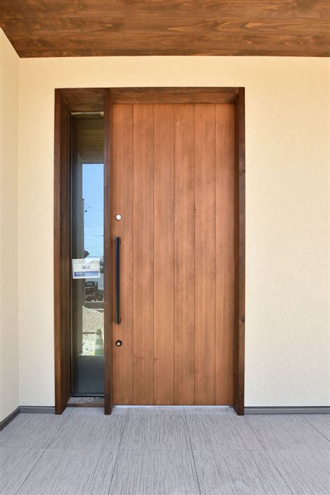 建具職人手作りの木製玄関引戸と網戸。未来住建の木の家。