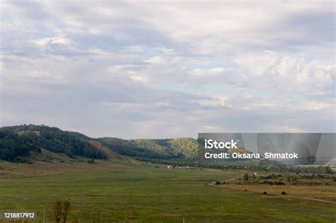 교외 와 마을 큰 산과 녹색 숲 나무와 잔디에 그들의 그림자 어두운 파란색과 회색 하늘과 구름여름날 필드 신선한 공기 0명에 대한 스톡 사진 및 기타 이미지 Istock