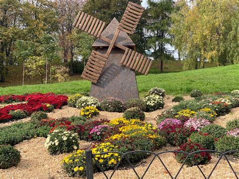 На Співочому полі відкрилась довгоочікувана виставка хризантем ФОТО Вечірній Київ