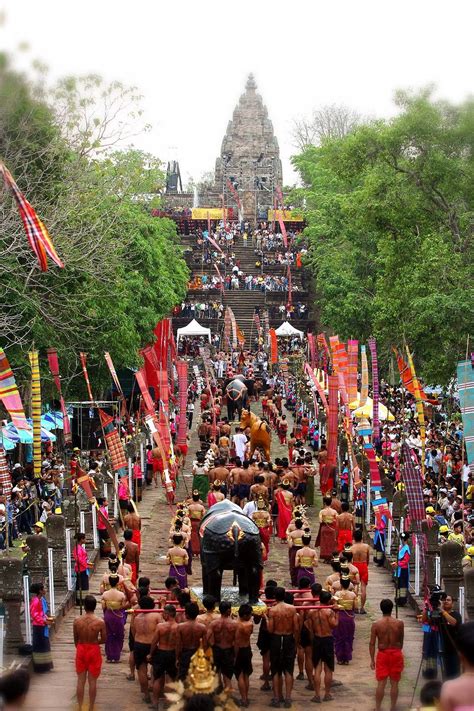 ประเพณีขึ้นเขาพนมรุ้ง การแสดงแสง เสียง Thailand Festival