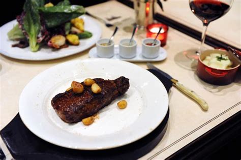 채끝살로 만드는 담백함 뉴욕 스트립 스테이크