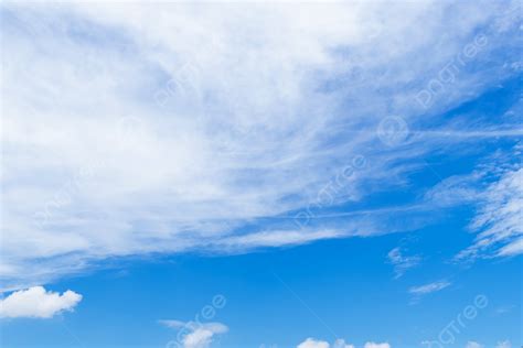푸 른 하늘 과 흰 구름 사진 배경 푸 른 하늘 과 흰 구름 사진 배경 소재 하늘 파란 하늘 배경 일러스트 및 사진 무료 다운로드 Pngtree