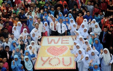 Gambar Cikgu Cikgu Ni Terus Jadi Comel Bila Pakai Baju Sekolah