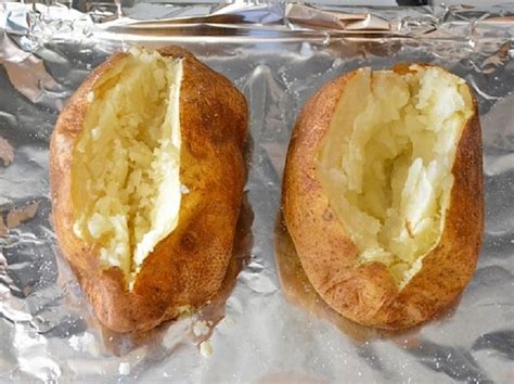 გამომცხვარი კარტოფილი ხორცისა და ყველის შიგთავსით ლამაზი ორიგინალური და გემრიელი კერძი