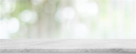 빈 흰색 대리석 석조 테이블 상단과 흐림 유리 창 인테리어 카페와 레스토랑 배너 추상적 인 배경을 모의 디스플레이 또는 몽타주에 사용할 수 있습니다 0명에 대한 스톡 사진