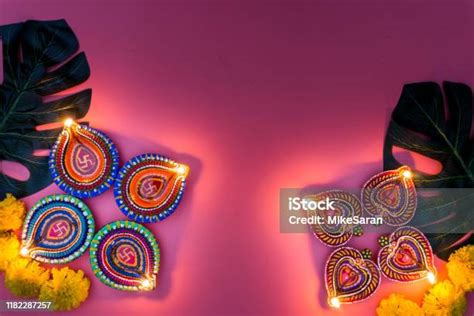 인도 축제 디왈리 디야 오일 램프 다채로운 랑골에 조명 힌두교 전통 해피 디파발리 텍스트의 공간을 복사합니다 개념에 대한 스톡 사진 및 기타 이미지 Istock