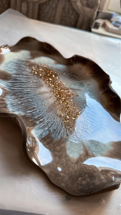 Часы жеода из эпоксидной смолы с натуральными камнями Эпоксидная