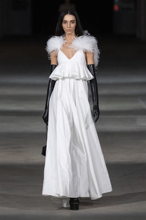 تألّقي في بداية العام بفساتين بيضاء تميّز إطلالتك الخاصة مجلة هي