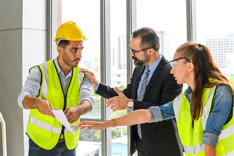 건축 프로젝트를 위한 엔지니어 팀 회의 건축가들은 사무실 근로자 컨퍼런스 현장에서 건설 관리자와 청사진을 논의합니다 건설 개념 3 명에 대한 스톡 사진 및 기타 이미지